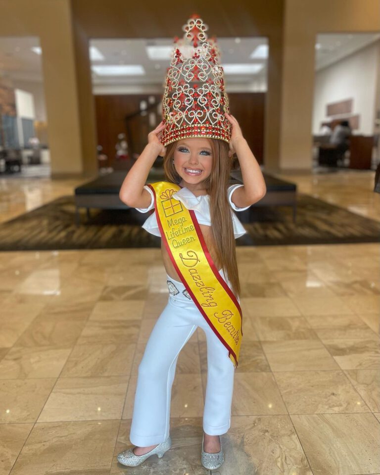 6-letnia miss wygląda jak dorosły karzeł. "To jest chore!' [FOTO]